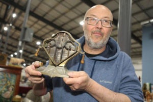 "Vintage Tech Hunters" visit Grayslake Vintage Market - Antique Trader